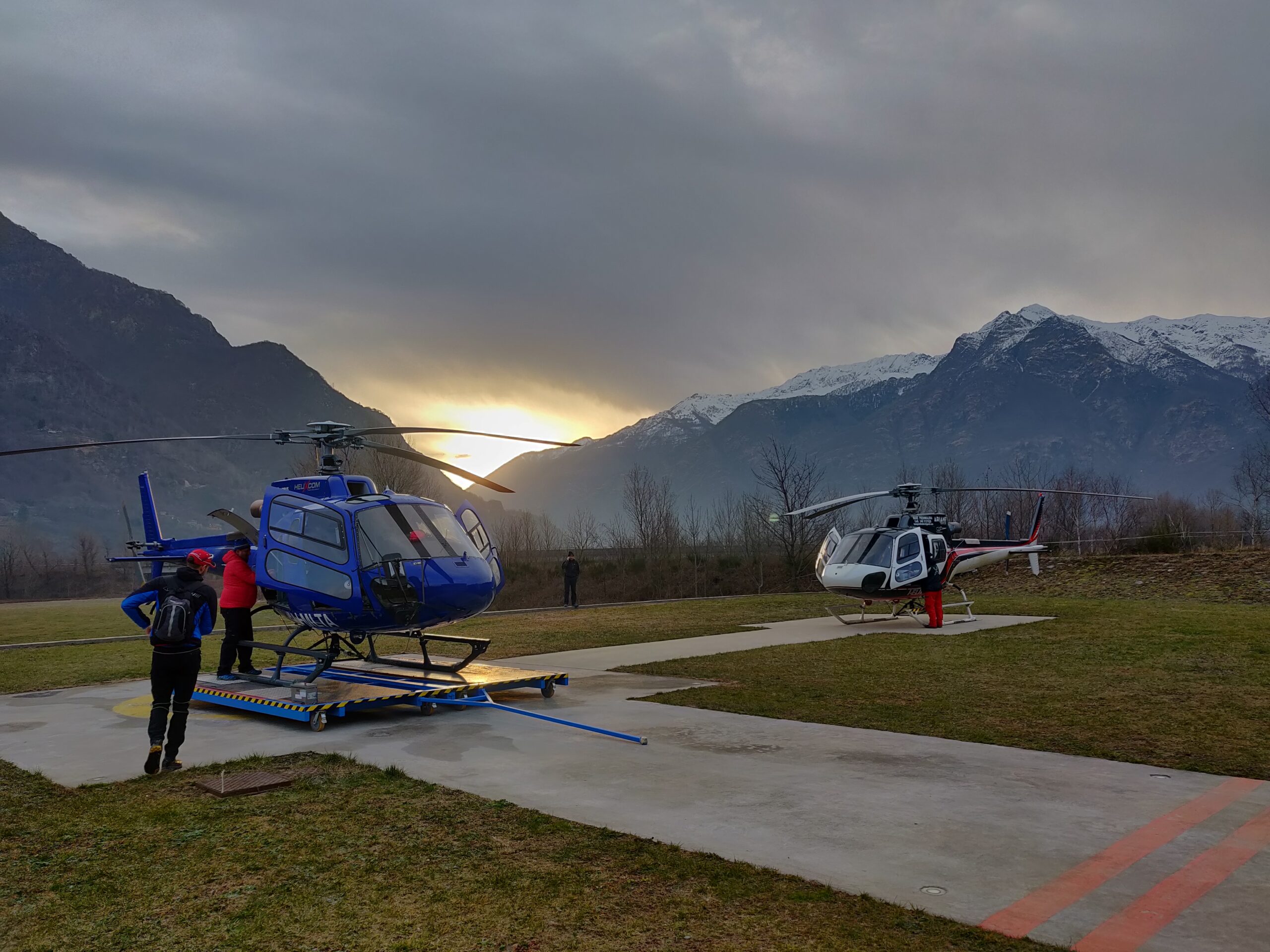 Nuorekkaalla otteella lentolupakirjoja - Varusmies